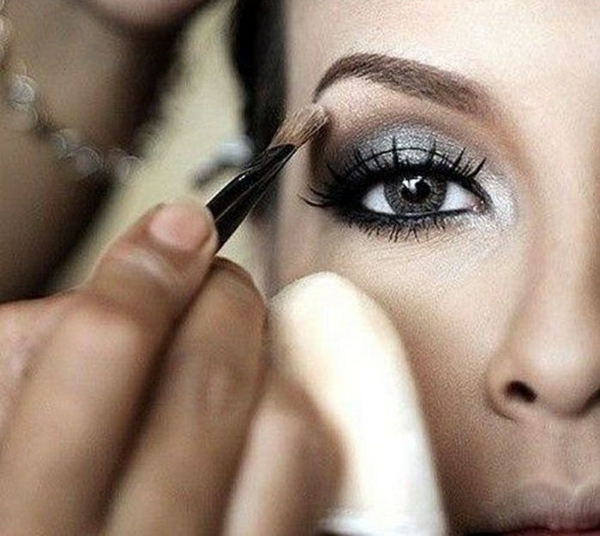 Augen Make Up Schritt für Schritt - so schminken Sie Ihre Augen größer