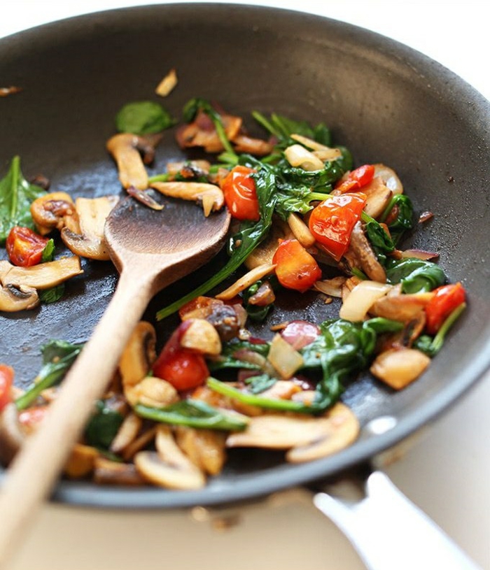 Einfache Gerichte kochen und wenig Fett dabei gebrauchen