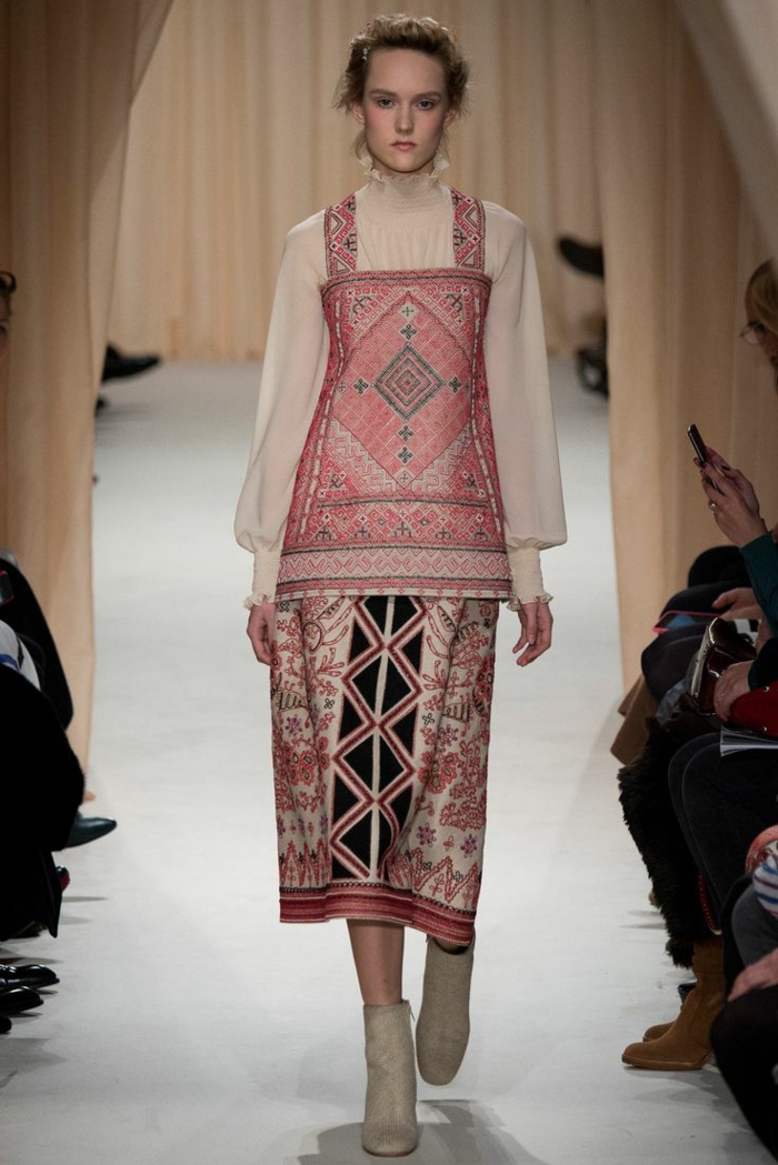 Faszinierende Ethno Kleidung und bulgarische Stickereien beindrucken ...